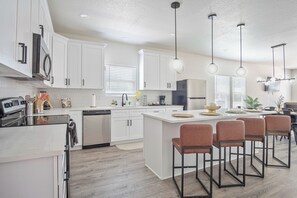 Casa (5 Bedrooms) | Cozinha privada | Um micro-ondas, um forno, uma placa de cozinha 