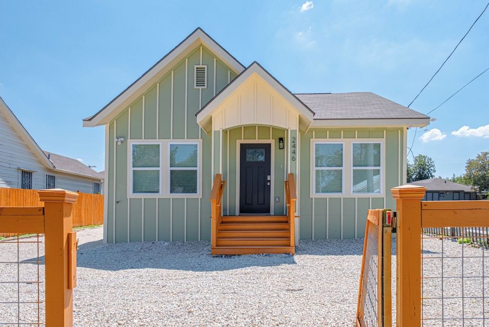 Generous 5br/3ba Haven Close To Alamo & Riverwalk! - San Antonio, TX