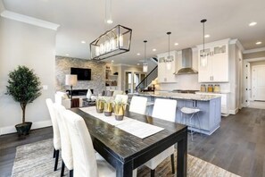 Apartamento luxo | Cozinha privada | Geladeira, micro-ondas, talheres/pratos/utensílios de cozinha