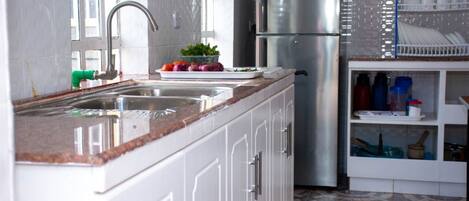 Apartamento luxo | Cozinha privada | Geladeira, micro-ondas, talheres/pratos/utensílios de cozinha