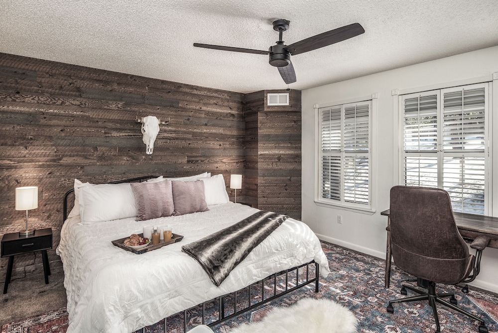 Serene 4-bedroom Cabin/Condo & THEATER ROOM! Near downtown, restaurants, & parks - Ruidoso | Stayz