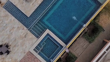 Piscina exterior, da(s) 9:00 à(s) 19:00, guarda-sóis, espreguiçadeiras