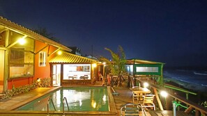 Fachada da propriedade à noite