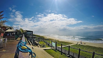 Na praia, areia branca