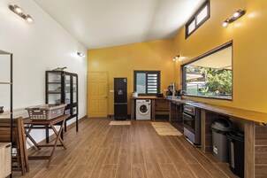 Bungalow, várias camas, junto ao mar | Cozinha privada | Um frigorífico, um micro-ondas, um forno, uma placa de cozinha 