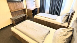 Quarto duplo luxo, vista para o pátio | Escrivaninha, espaço de trabalho para notebook, Wi-Fi de cortesia
