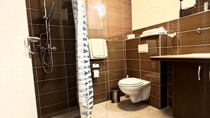 Quarto casal luxo, vista para o pátio | Banheiro | Chuveiro, secador de cabelo, toalhas de banho, shampoo
