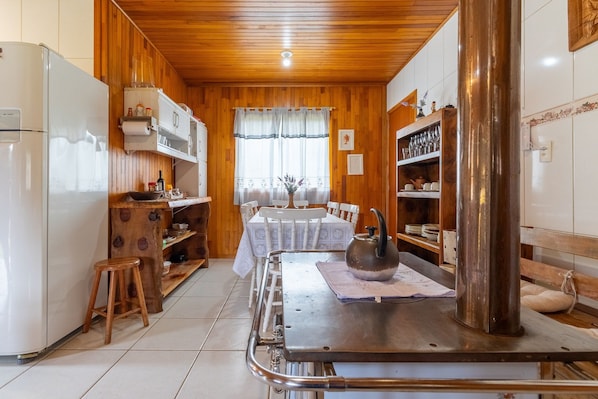 Cabana Da Neblina - Urubici | Cozinha privada | Minifrigorífico, utensílios de cozinha, mesas de jantar
