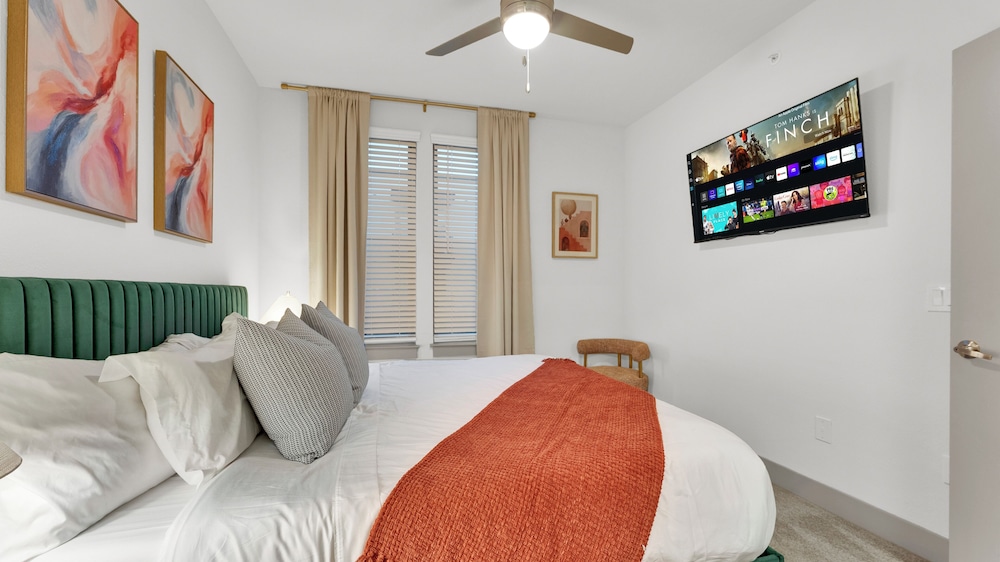 2B2B by TCU, Walkable, Pool View, King, Queen Beds with Pool & Gym ...