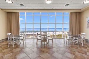 Apartamento em Condomínio Fechado, várias camas, acesso à piscina (Phoenix OB 1505) | Restaurantes