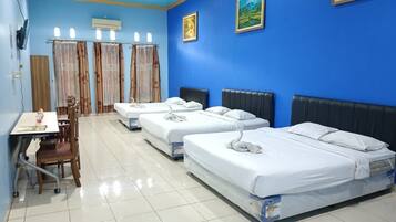 Suíte estúdio empresarial, 3 quartos, sacada, vista para o jardim | Escrivaninha, Wi-Fi de cortesia