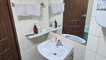 Quarto Duplo Standard, Vista para a cidade | Casa de banho | Um secador de cabelo, sabão, champô, papel higiénico