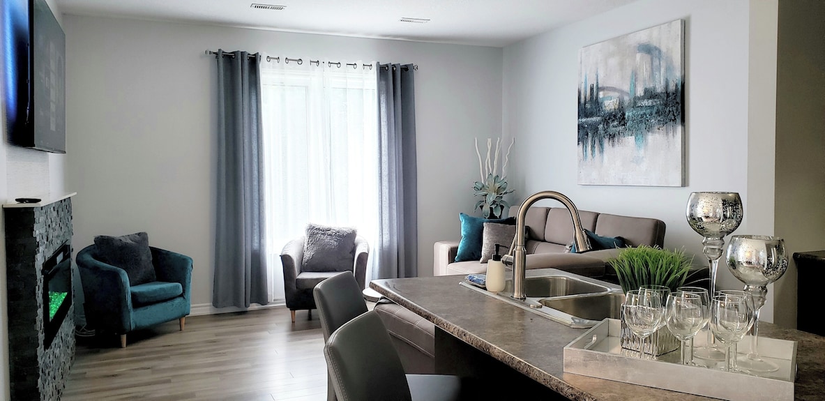 In Style 3 Bdrm House- King Bed, Netflix, 2 Parking - Waterloo