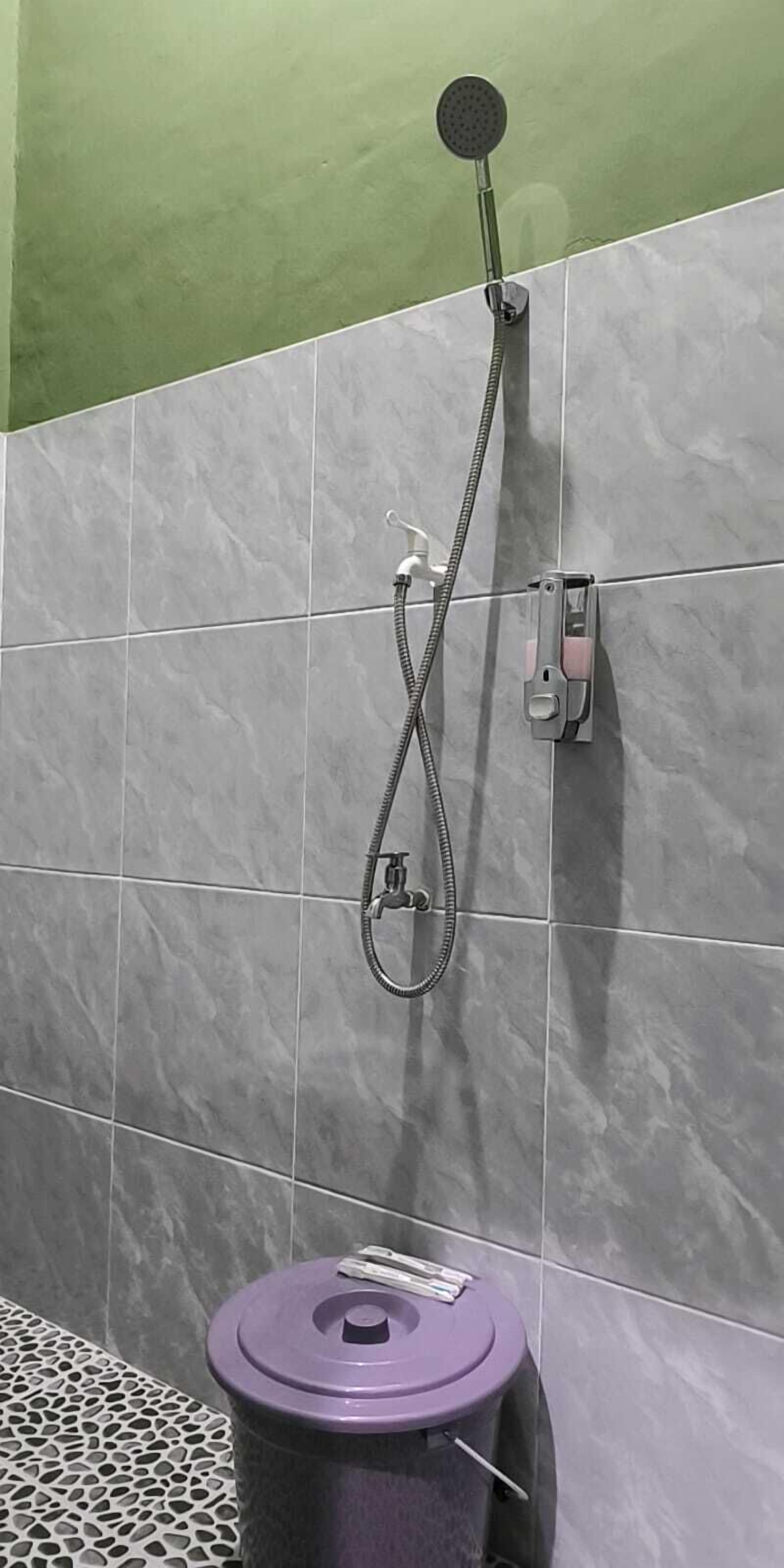 Quarto casal básico | Banheiro | Chuveiro, produtos de toalete grátis, toalhas de banho, sabonete