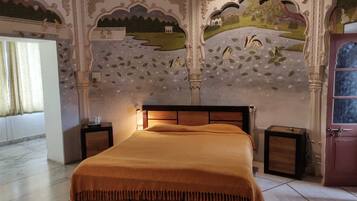 Quarto Duplo ou Twin Deluxe, varanda, vista para o lago | Cofre no quarto