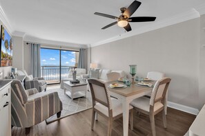 Apartamento Signature em Condomínio Fechado, 2 quartos, varanda, vista para o oceano | Refeições no quarto