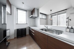 Um frigorífico, um micro-ondas, uma placa de cozinha, uma torradeira 