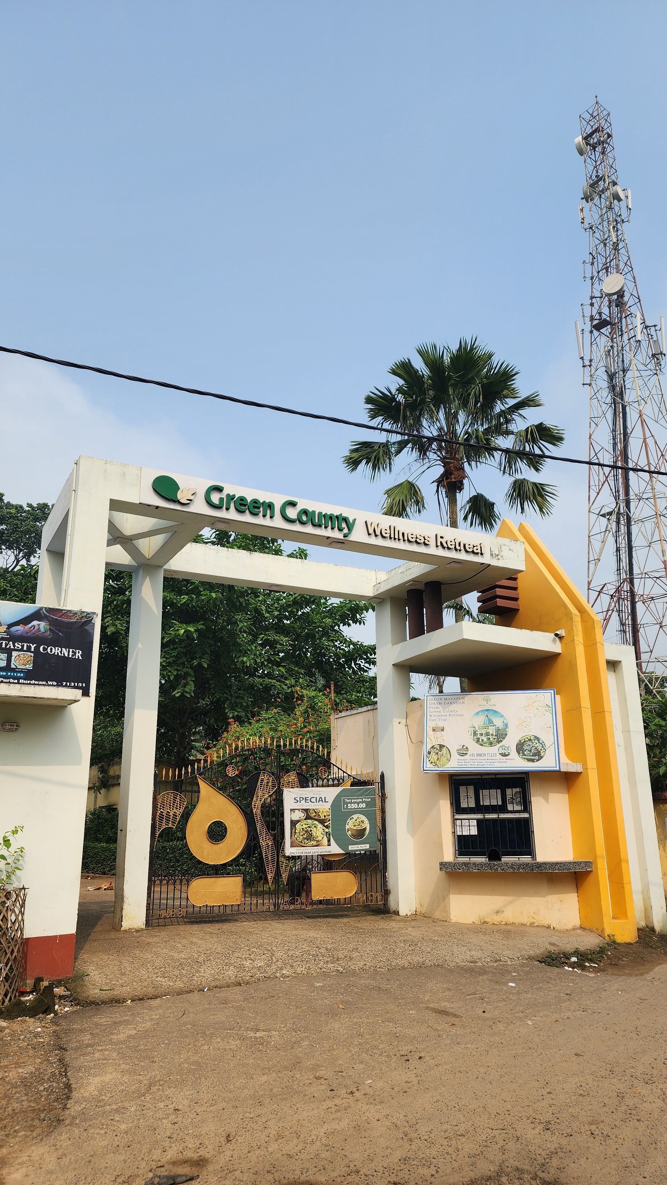 Entrada fechada com placa indicando Green County Wellness Retreat.