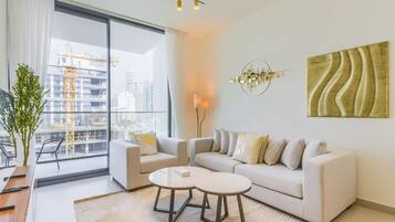 Apartamento Deluxe, varanda, Vista para a cidade | Sala de estar | Smart TV de 55 polegadas com canais digitais