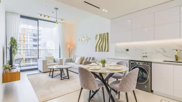 Apartamento Deluxe, varanda, Vista para a cidade | Sala de estar | Smart TV de 55 polegadas com canais digitais