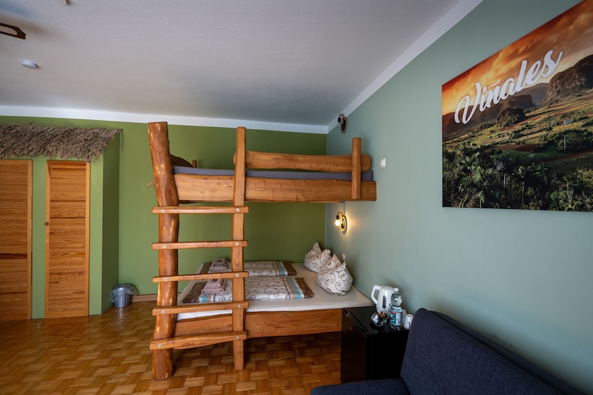 Shared Room For Up To 4 People - Pension Cubana - Rothenburg