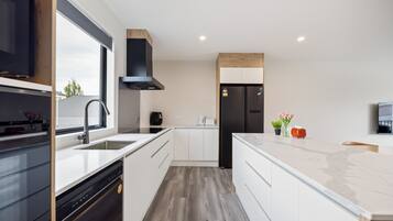 Casa de Férias, 3 quartos, Vista para a cidade | Cozinha privada | Um frigorífico/congelador grande, um micro-ondas, um forno