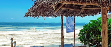 Uma praia privada nas proximidades, praia de areia branca