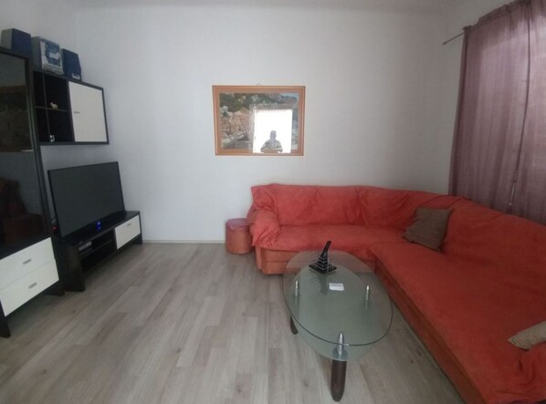 Casa (Four Bedroom Holiday Home With Terrac) | Sala de estar | TV de tela plana 32 polegadas com canais via satélite