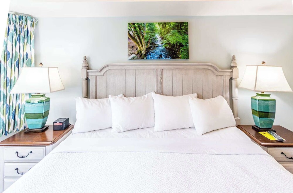 Laurel Point Resort | 2 Bedroom Suite w/ Balcony - Gatlinburg | Stayz