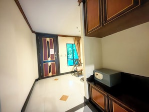 Quarto casal luxo, sacada, vista para a piscina | Wi-Fi de cortesia