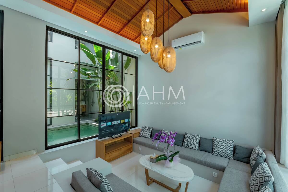 Vila superluxo, 2 quartos, piscina particular | Área de estar | Smart TV 55 polegadas com canais digitais, Netflix