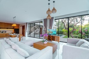 Vila superluxo, 4 quartos, piscina particular | Sala de estar | Smart TV 55 polegadas com canais digitais, Netflix