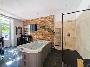 Suíte romântica, ar-condicionado, vista para o jardim | Banheiro | Produtos de toalete grátis, secador de cabelo, roupões de banho 