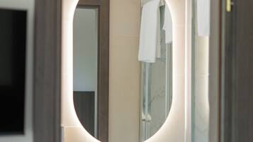 Quarto casal ou duplo superior, vista para o parque | Banheiro | Produtos de toalete grátis, secador de cabelo, toalhas de banho