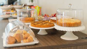 Café da manhã com buffet grátis todos os dias