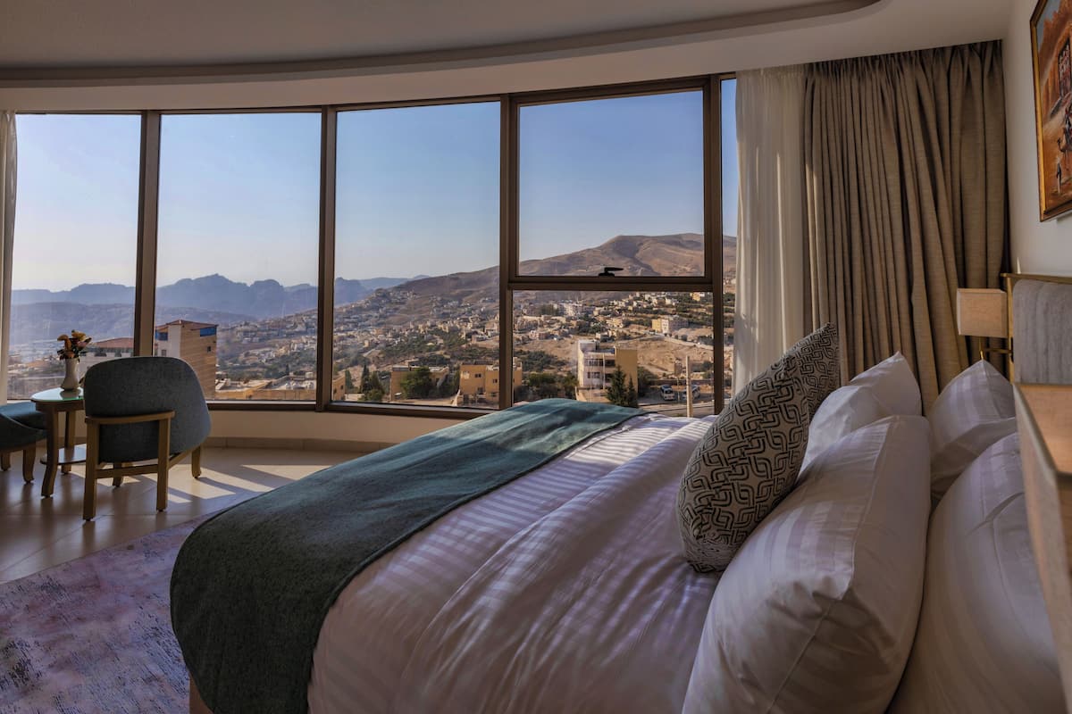Quarto Duplo Deluxe, varanda, vista para a montanha | Secretária, ferro/tábua de engomar, Wi-fi grátis