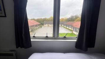 Quarto Duplo Comfort, vista para o pátio | Secretária, ferro/tábua de engomar, Wi-fi grátis