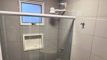 Quarto triplo standard | Banheiro | Chuveiro, toalhas de banho