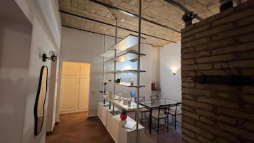 Apartamento, Vista para a cidade | Sala de estar | Televisor LED de 50 polegadas com canais por cabo, Netflix