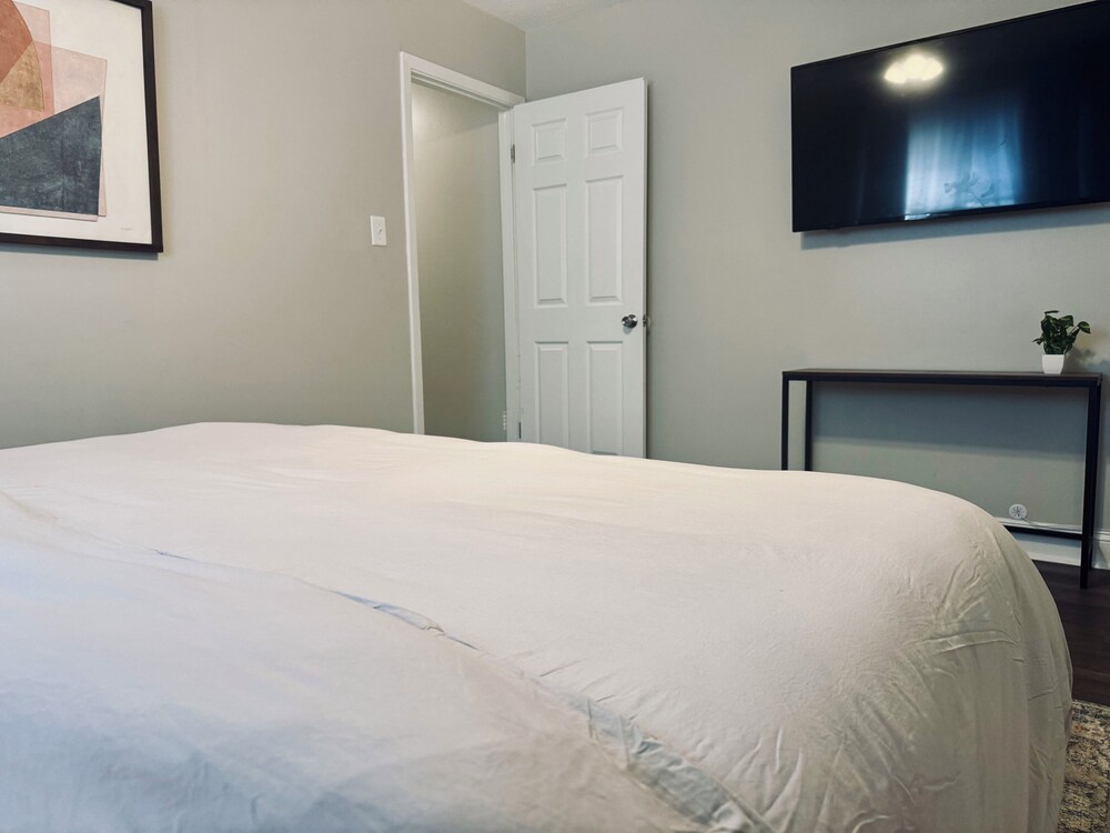 Parkside | Comfy King Beds Near Broad Ave & Overton Park - Memphis | Vrbo