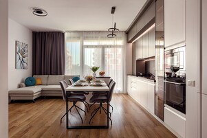 Apartamento Deluxe, 2 quartos, varanda | Cozinha privada | Um frigorífico/congelador grande, um micro-ondas, um forno 