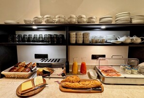 Café da manhã com buffet todos os dias (EUR 18 por pessoa) 