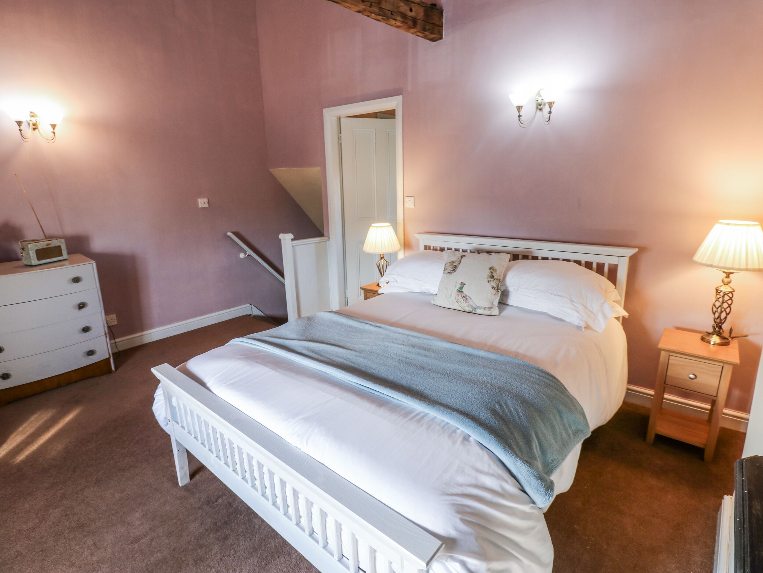 1 quarto, com decoração personalizada, com mobília individualizada 