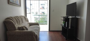 Apartamento Básico | Sala de estar | Smart TV de 32 polegadas com canais digitais
