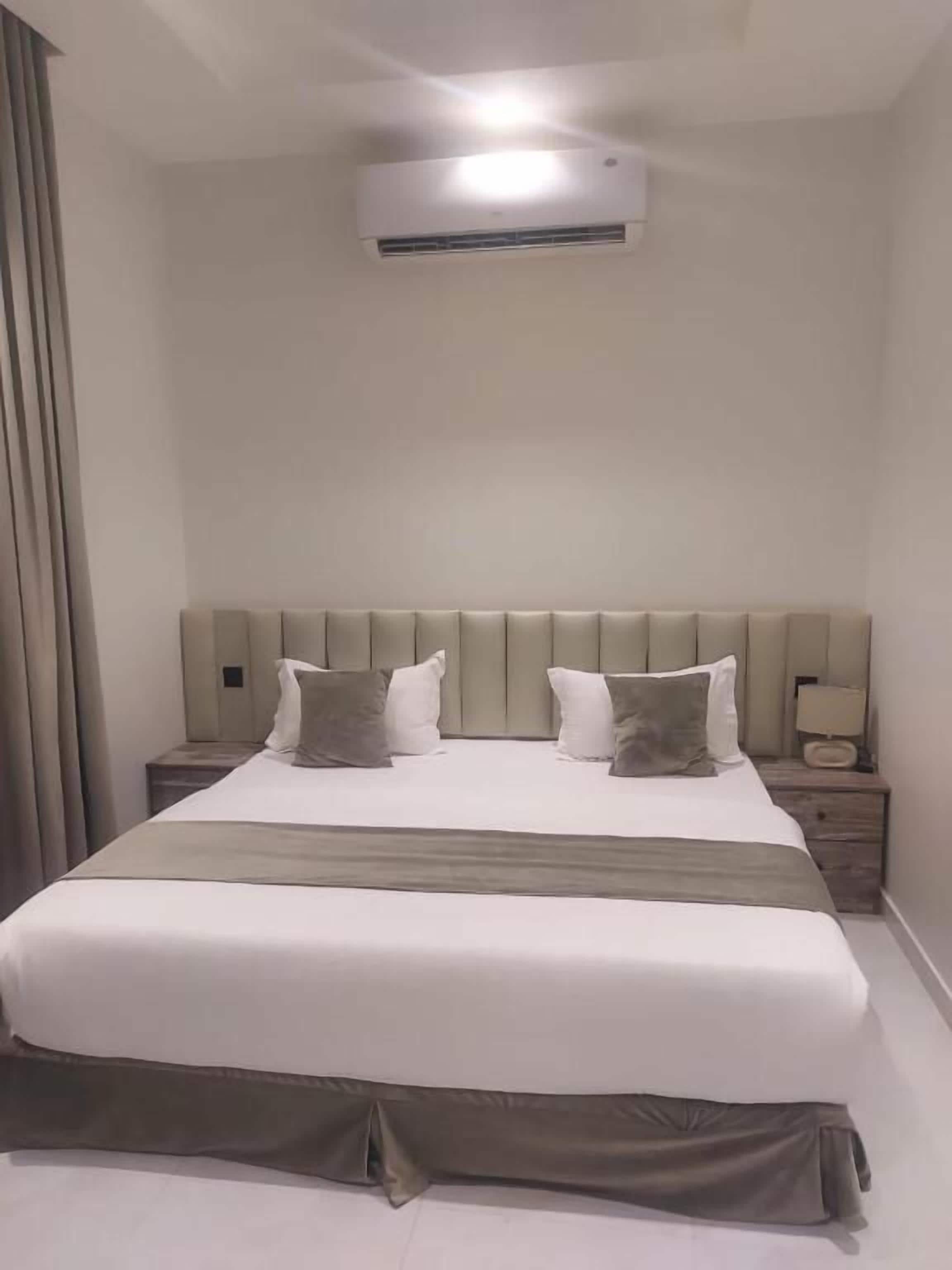 Cofre no quarto, cortinas/cortinados opacos, quartos insonorizados 