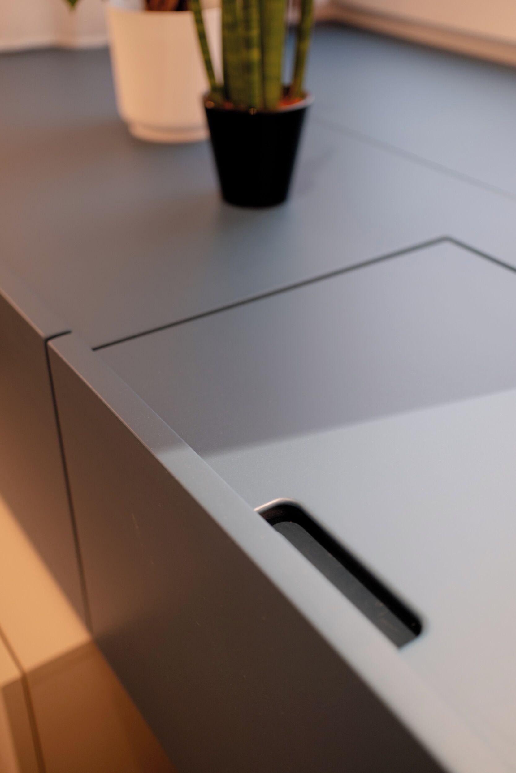 Um close-up de uma mesa moderna e minimalista, com acabamento metálico elegante.