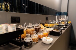 Café da manhã com buffet grátis todos os dias