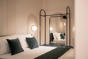 Quarto casal ou duplo básico | Frigobar, escrivaninha, espaço de trabalho para notebook