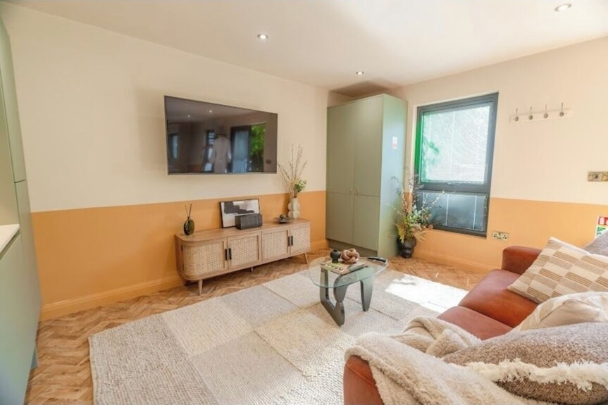 Fabulous Lodge Located In A Leafy Suburb Mins From Restaurants Cafes Pubs Shops -