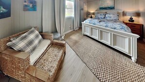 Quarto com cama, sofá, tapete e um lustre.